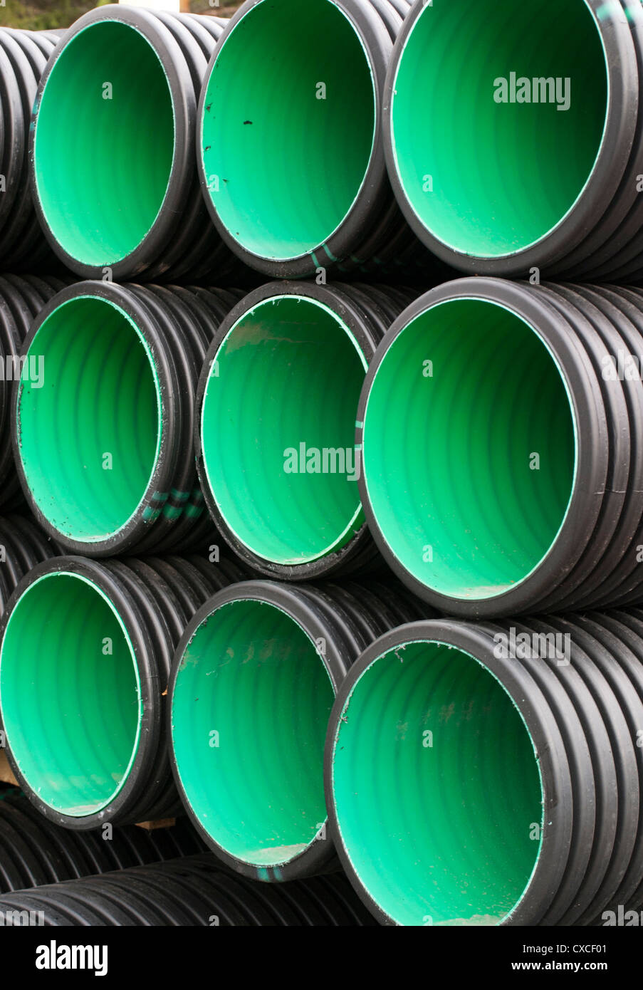 Tas de nouveaux tuyaux de drainage PVC / ponceau Photo Stock - Alamy