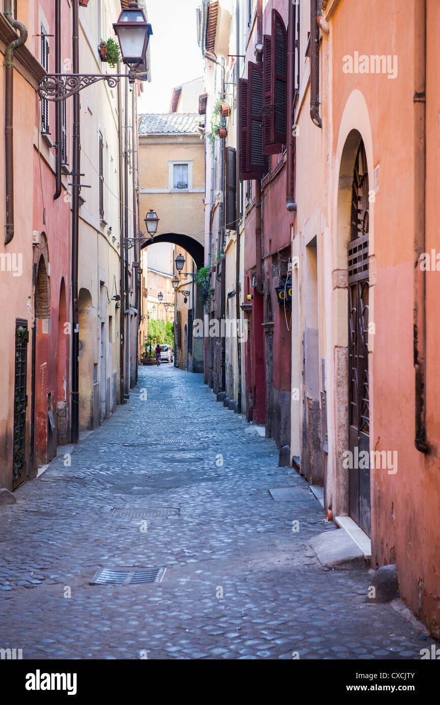 Rome narrow streets Banque de photographies et d’images à haute résolution - Alamy