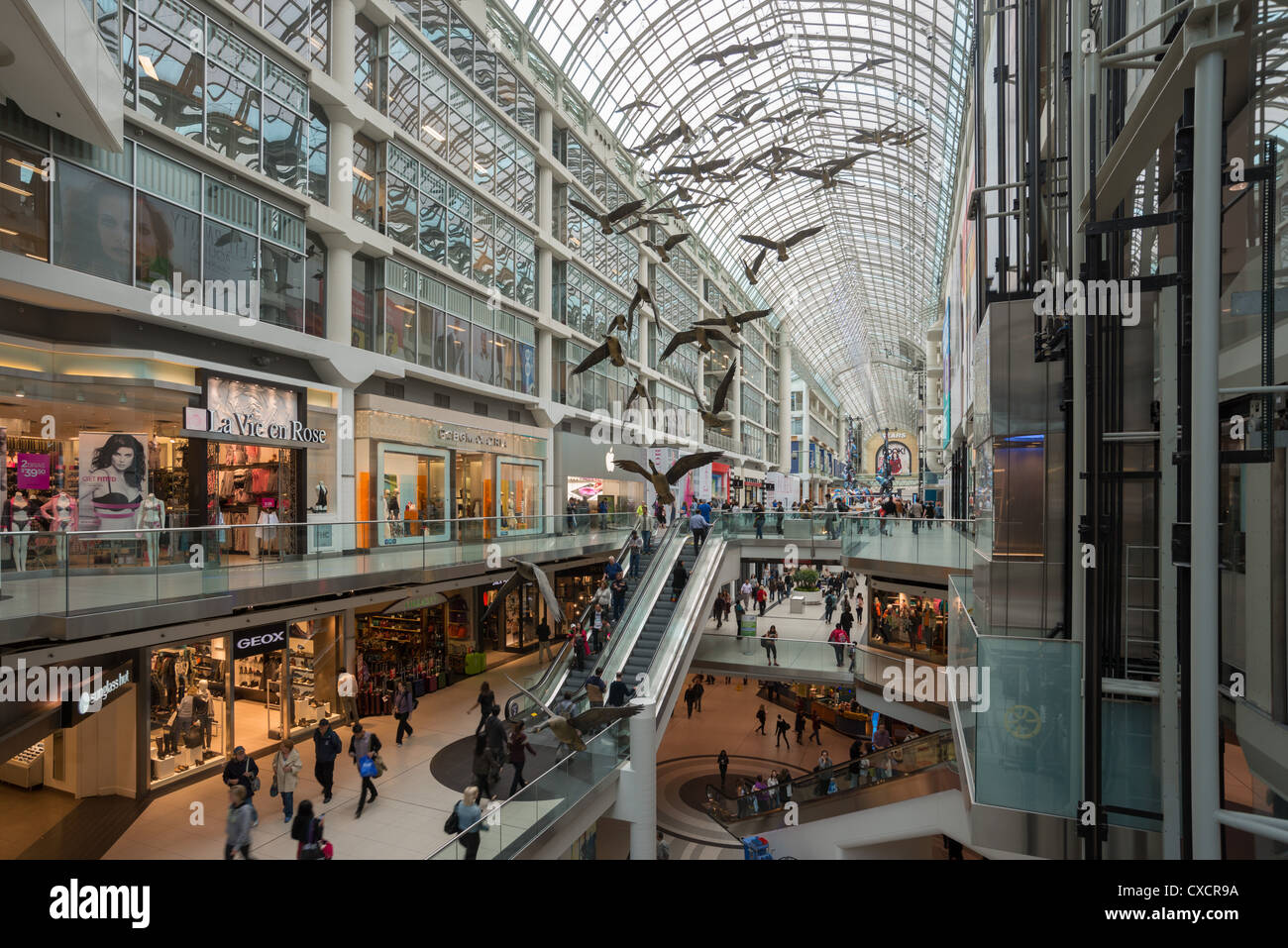 Toronto eaton centre interior Banque de photographies et d’images à ...