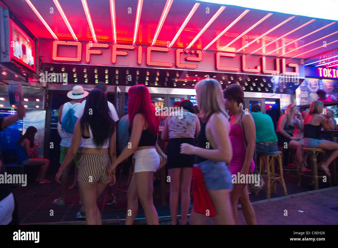 Young nightlife magaluf mallorca spain Banque de photographies et d ...