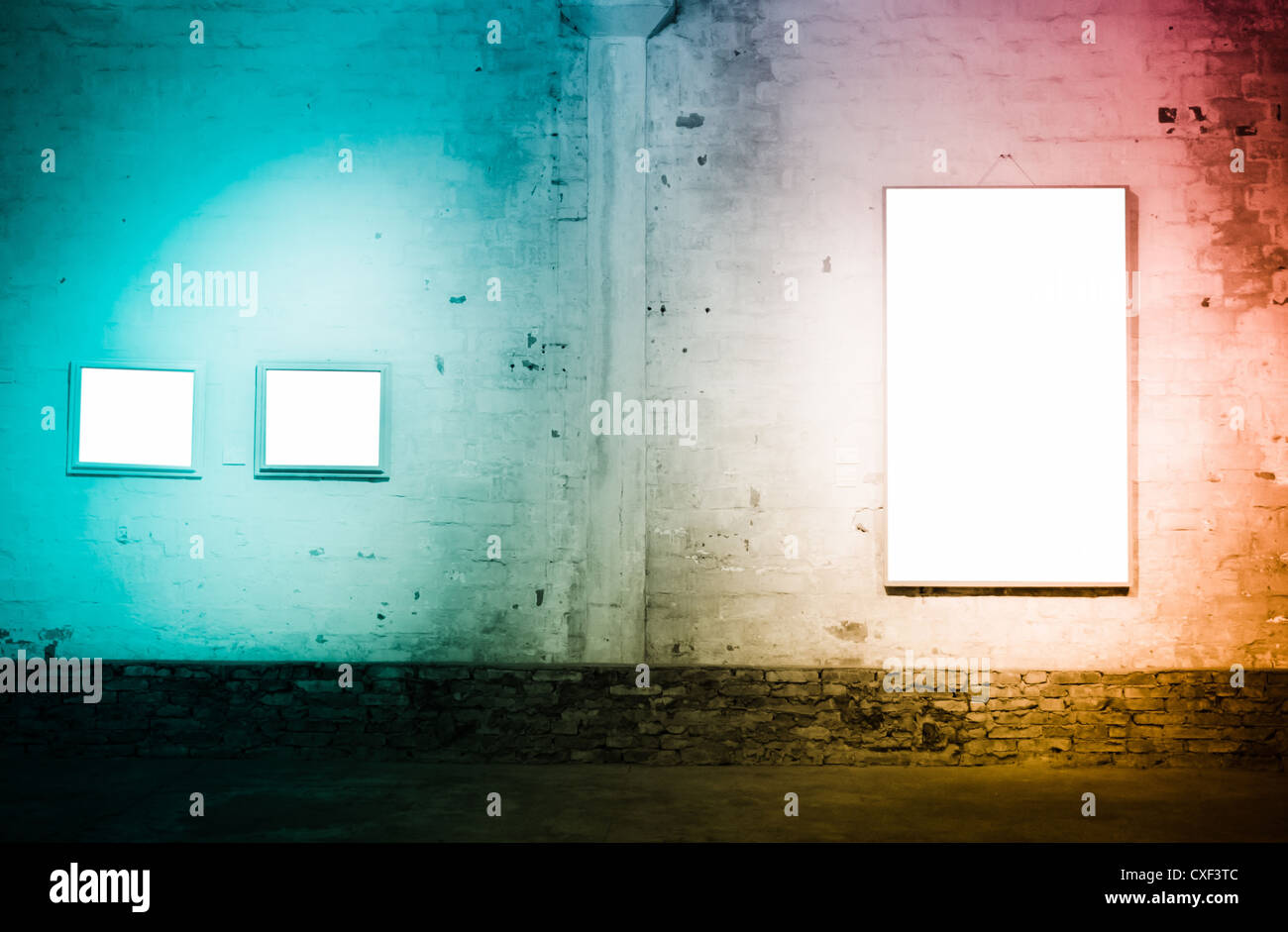 Ancien cadre photo vierge sur un vieux mur Banque de photographies et d’images à haute ...