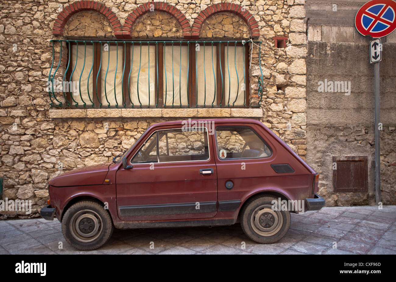 Vieux fiat par maison en pierre vieille ville trapani sicile Banque de ...