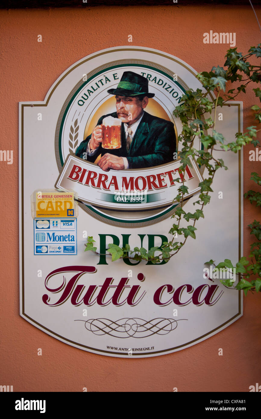 Birra moretti pub signe taormina sicile italie Banque de photographies ...