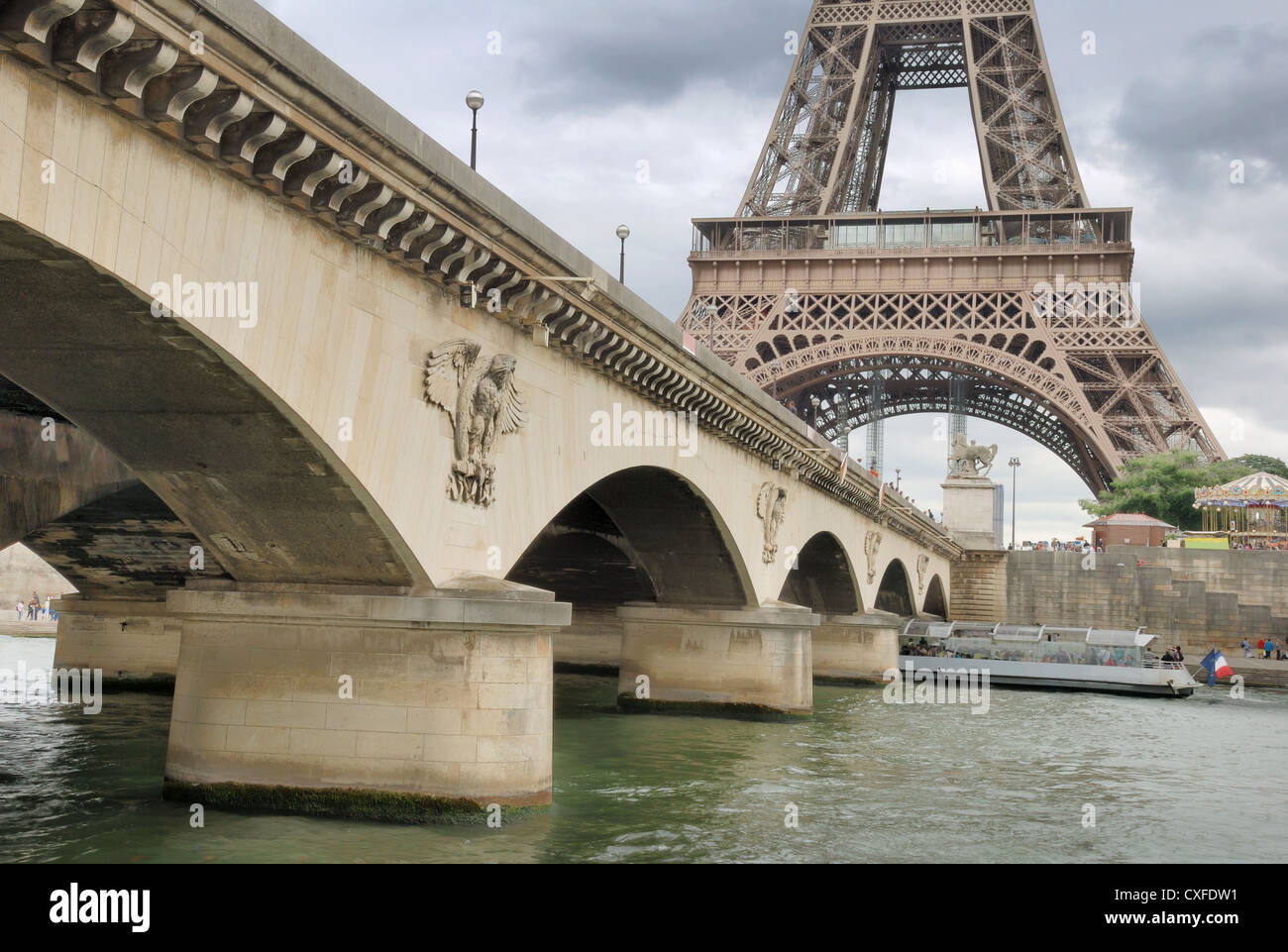 Le pont Pont d'Iena près de la tour Eiffel à Paris, France Photo Stock ...