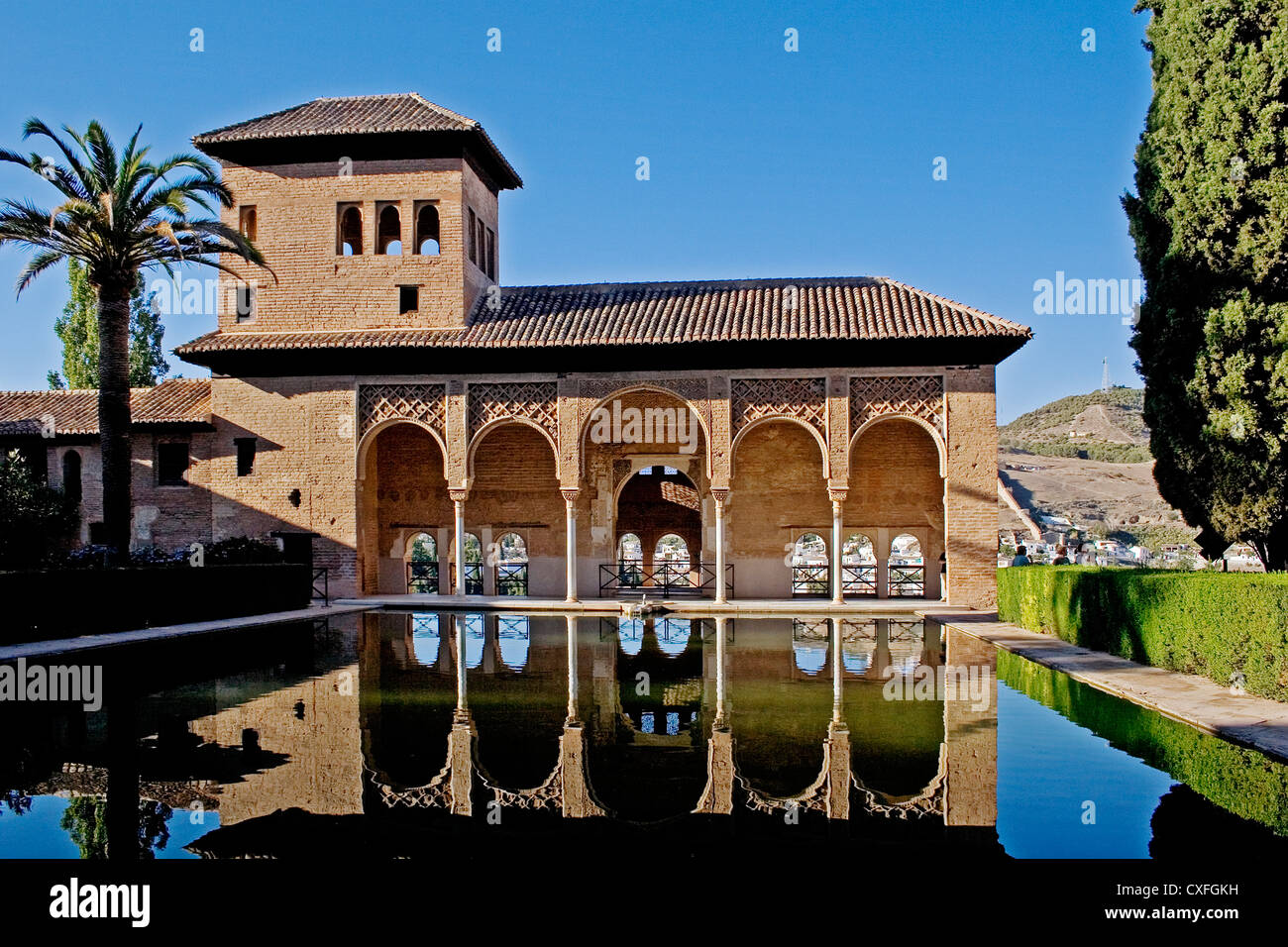 Étang et tour de mesdames palais maure El Partal Alhambra Granada ...