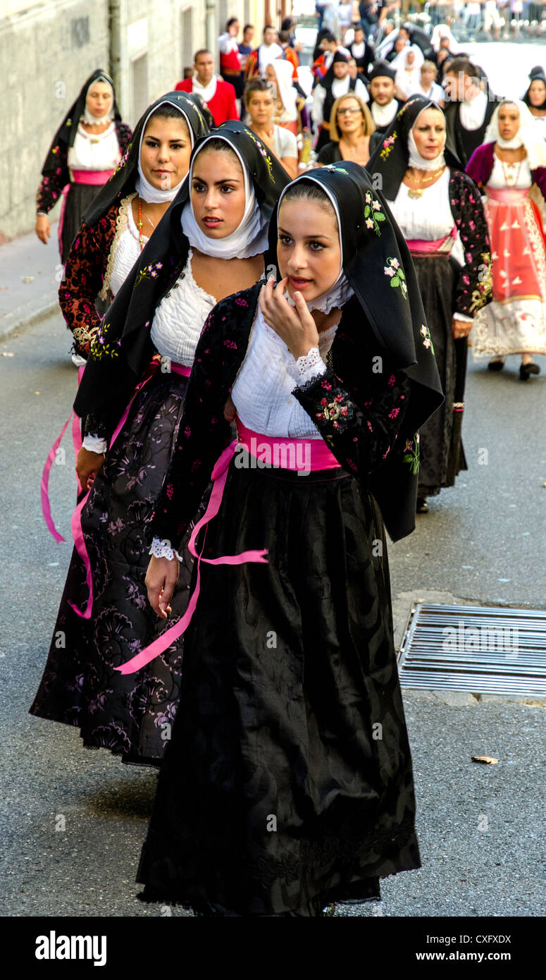 Les femmes portant un costume traditionnel sarde à la fête religieuse ...