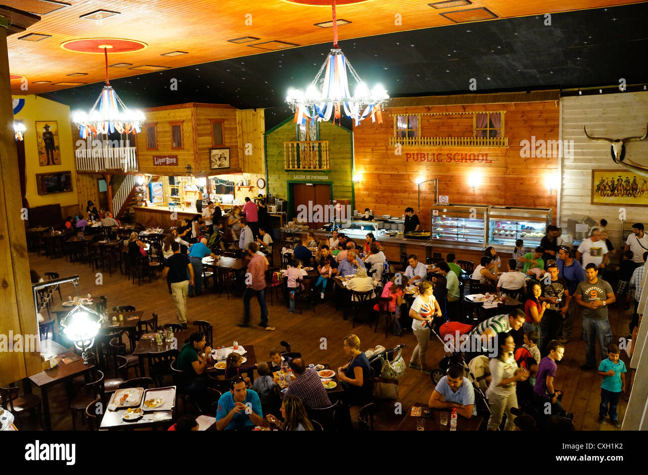 À l'intérieur d'une réplique d'un vieux saloon du Far West. Attraction ...
