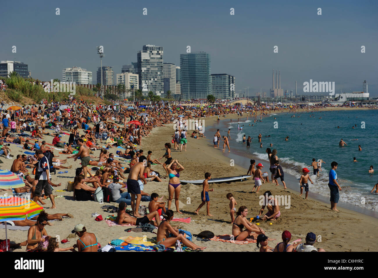 Plage bondée dans la côte de la ville de Barcelone, Espagne Photo Stock ...