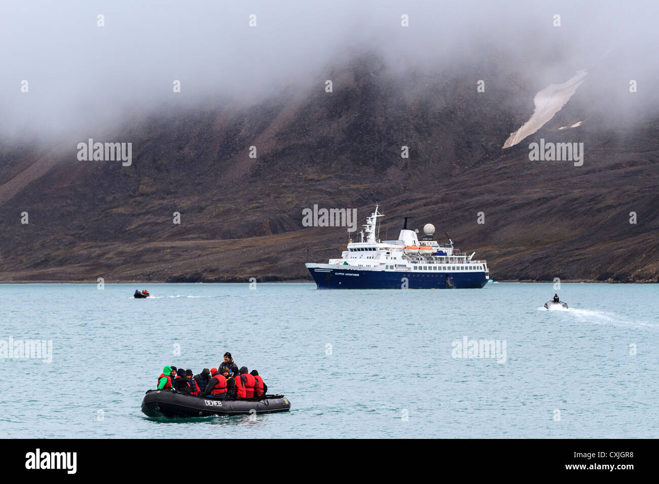 Zodiac attire des touristes à terre du Clipper Adventurer, un corps ...