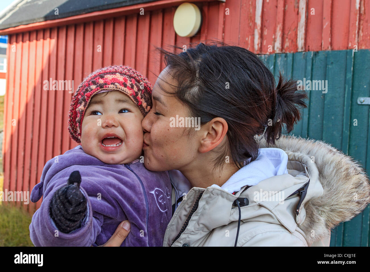 Jeune mère et son bébé Inuit girl à Itilleq, un village de 80 Inuits ...