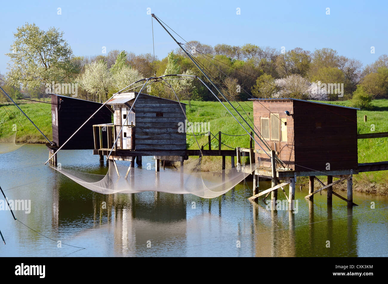 Carrelets de pêche de trois à partir de La Barre-de-Monts dans le ...