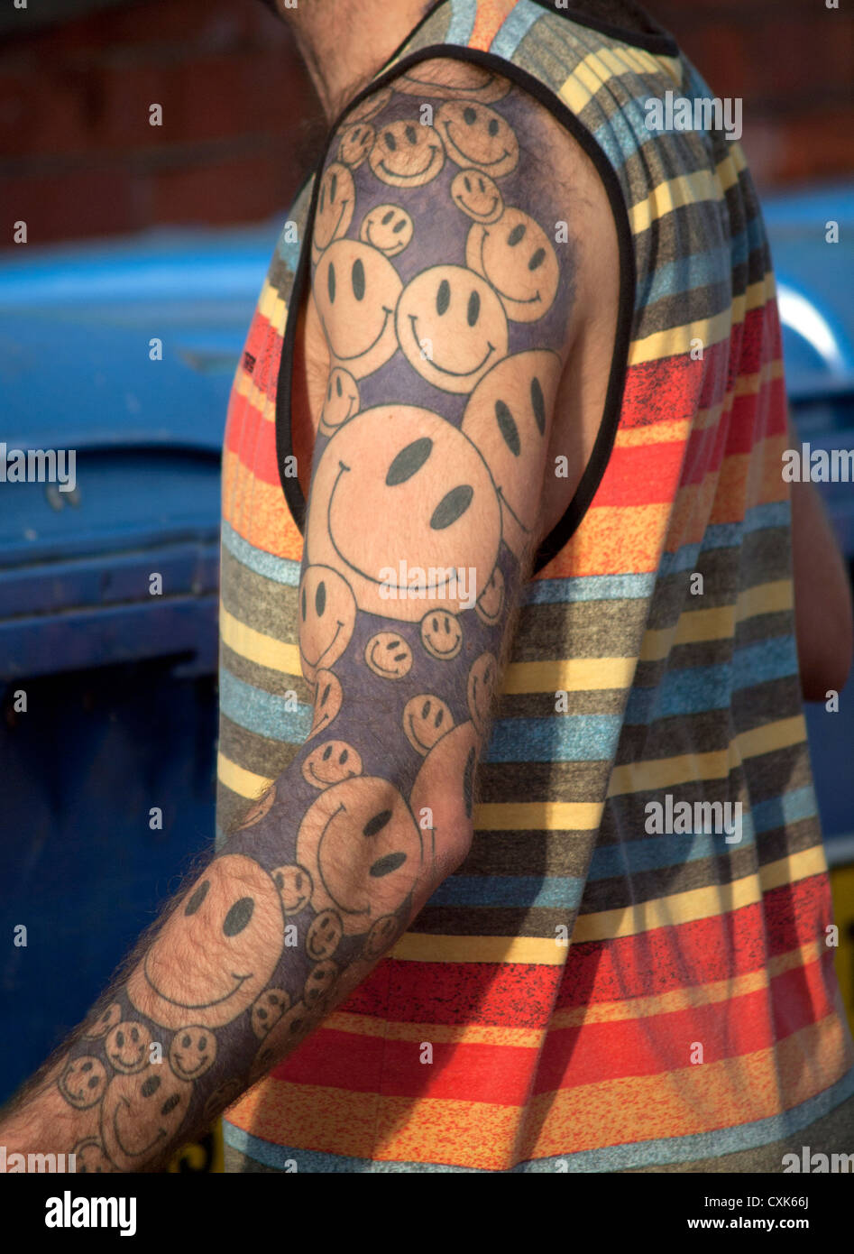 Un bras tatoués de smileys Photo Stock - Alamy