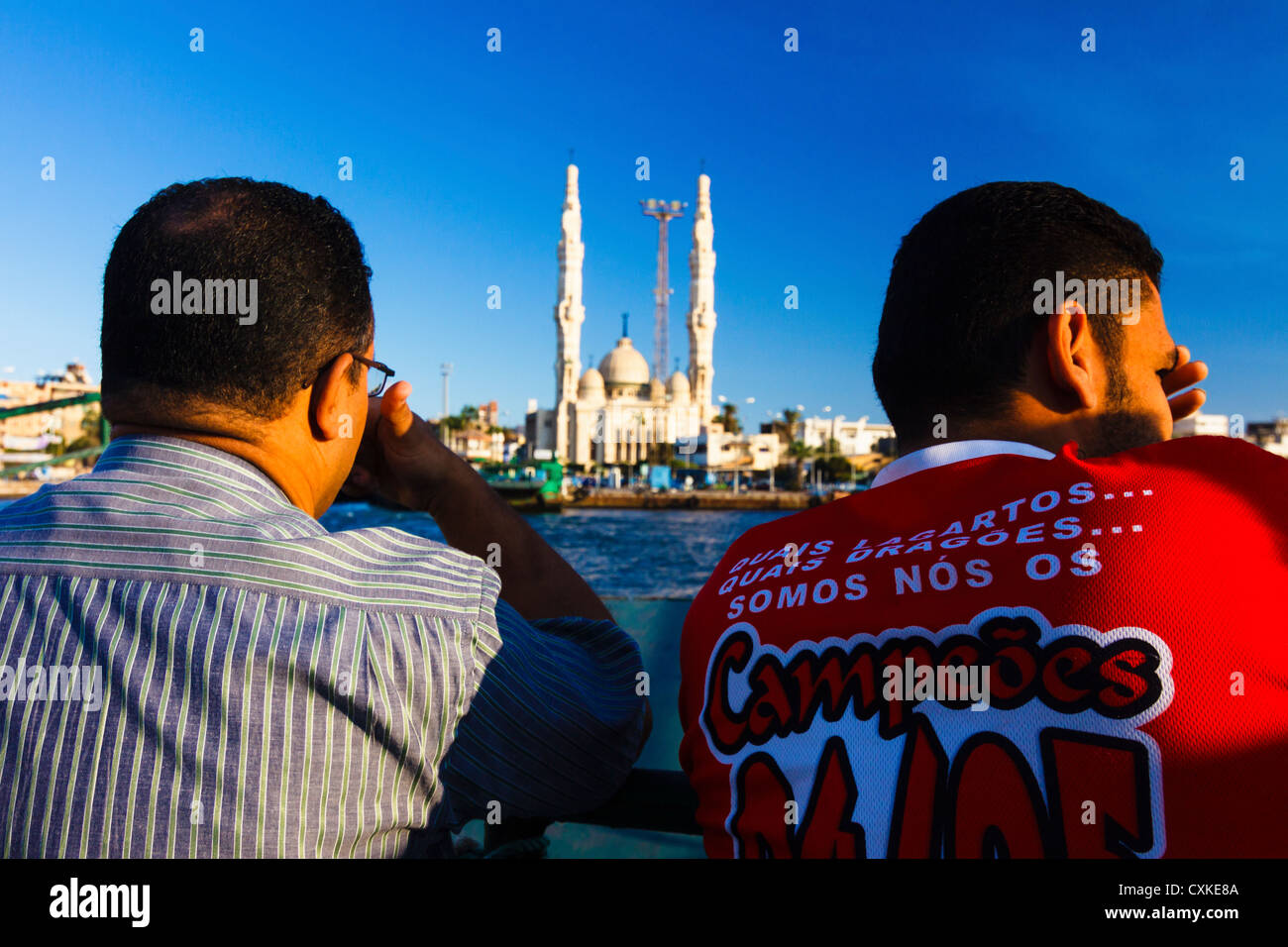 Hommes égyptiens sur le ferry gratuit à travers le Canal de Suez depuis ...