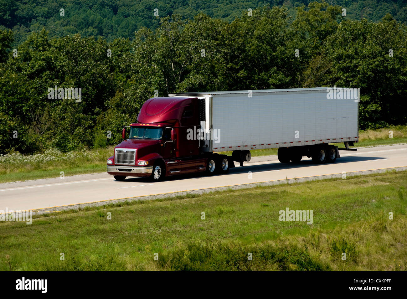 Un 18 roues chariot sur une route, l'industrie des transports Photo ...