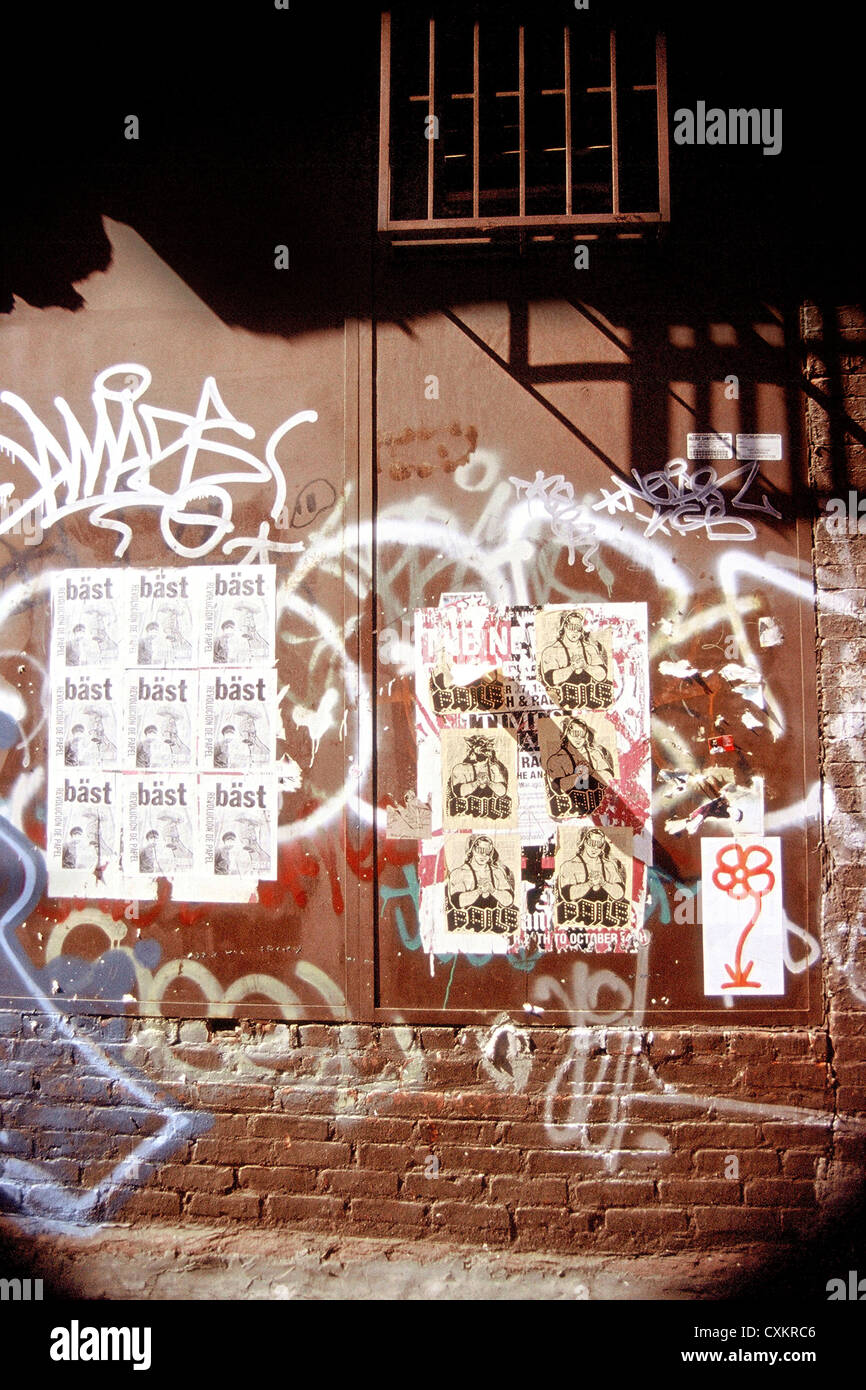 Brown sunlit milieu urbain mur de graffiti , tags, des affiches et des ...