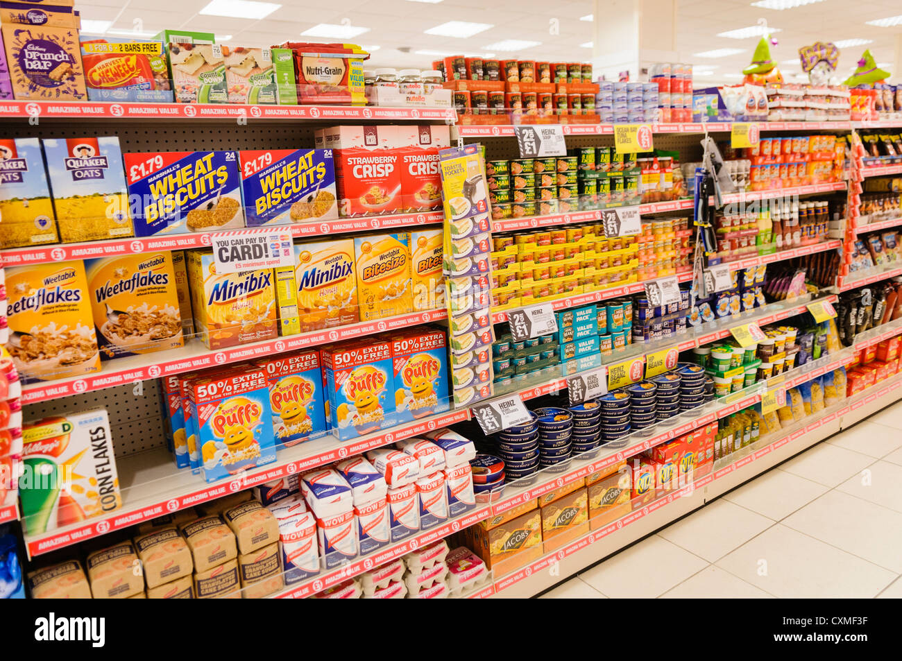 Produits alimentaires en vente sur les étagères dans un magasin ...