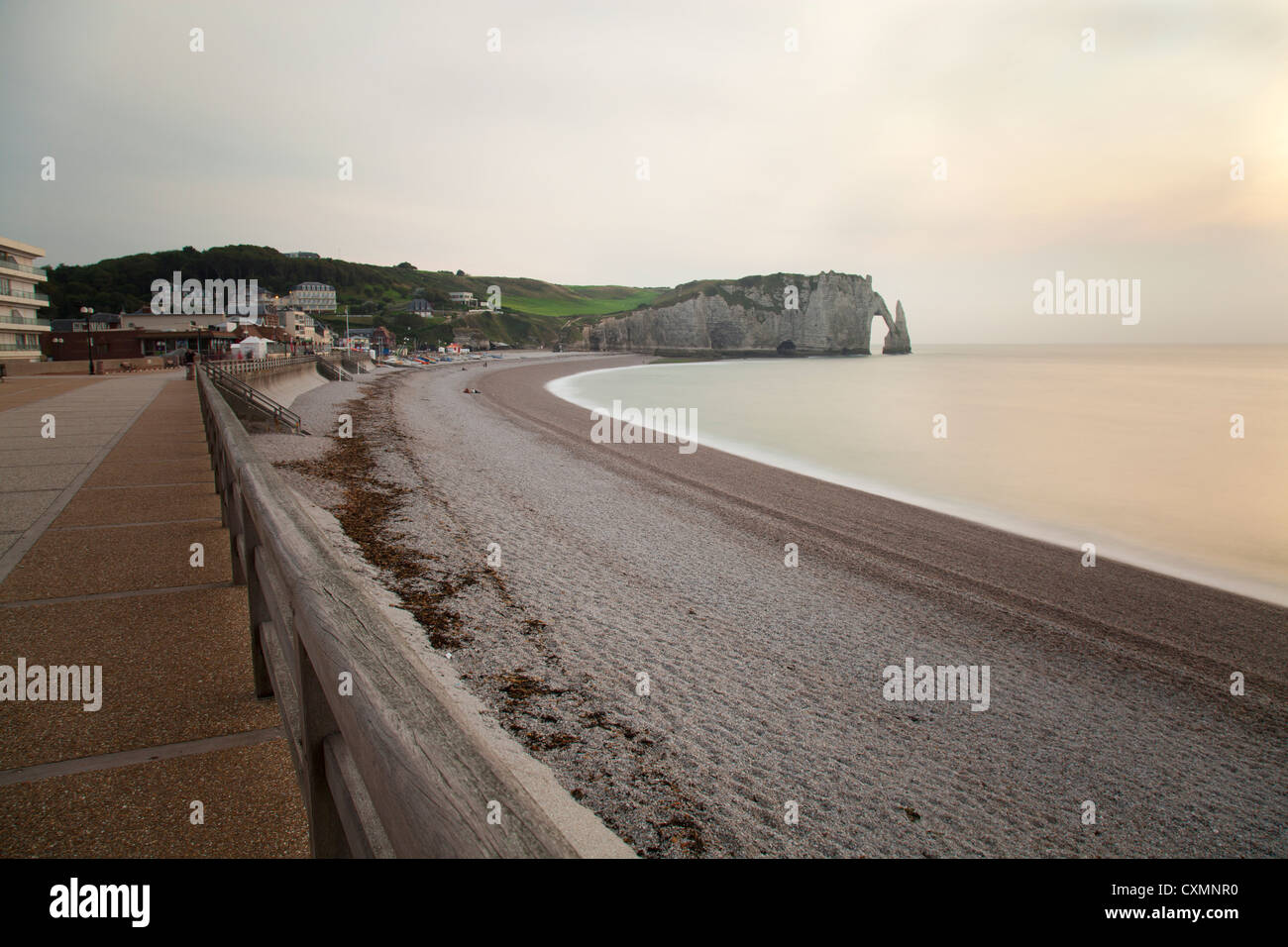 La vue le long de la baie et plage de galets d'Etretat en regardant ...