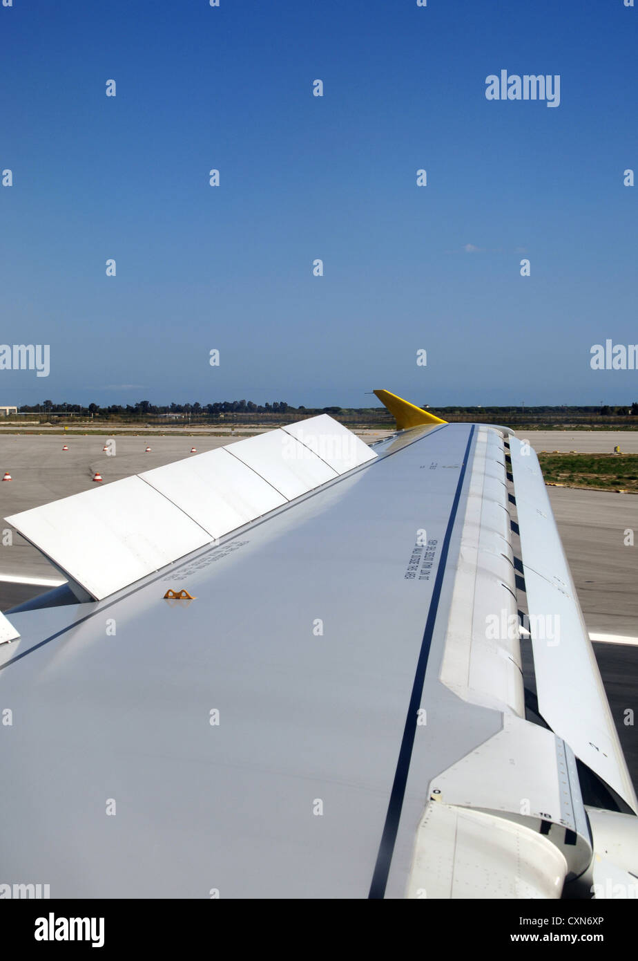 Aile d'un avion avec les volets et becs de déployés pour réduire la ...