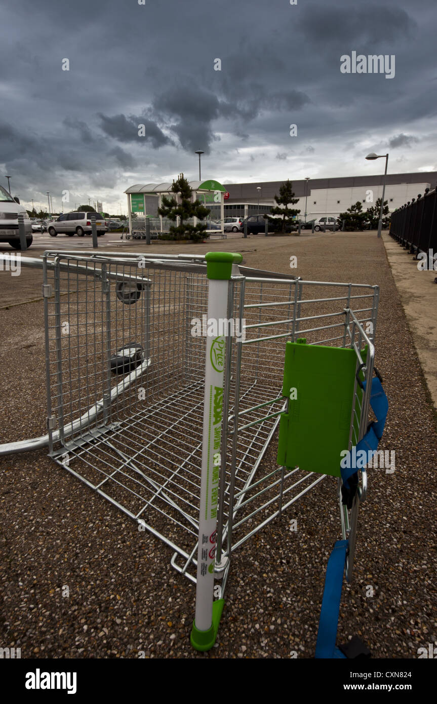 Asda trolley Banque de photographies et d’images à haute résolution - Alamy