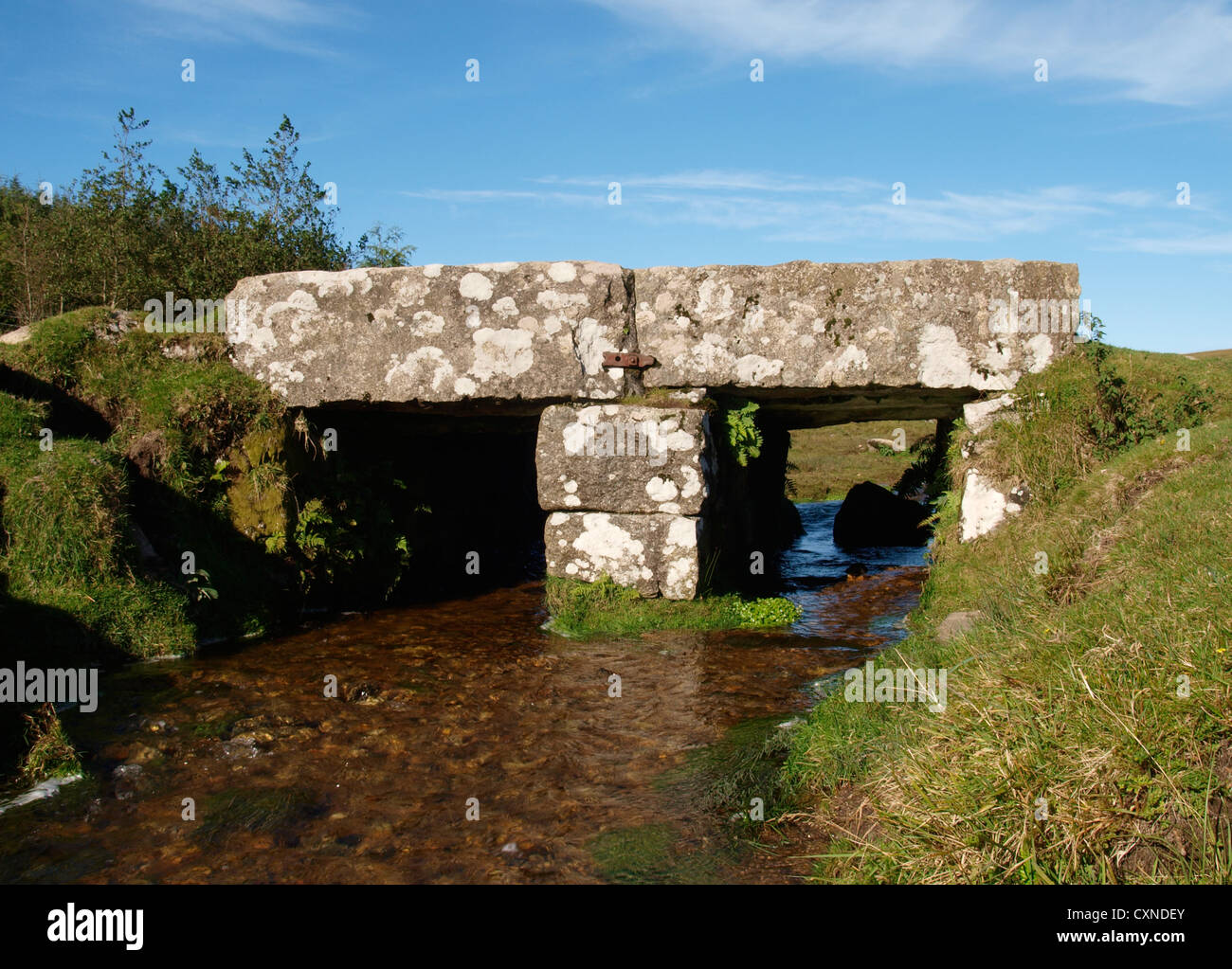 Ruisseau avec pont de pierre Banque de photographies et d’images à ...