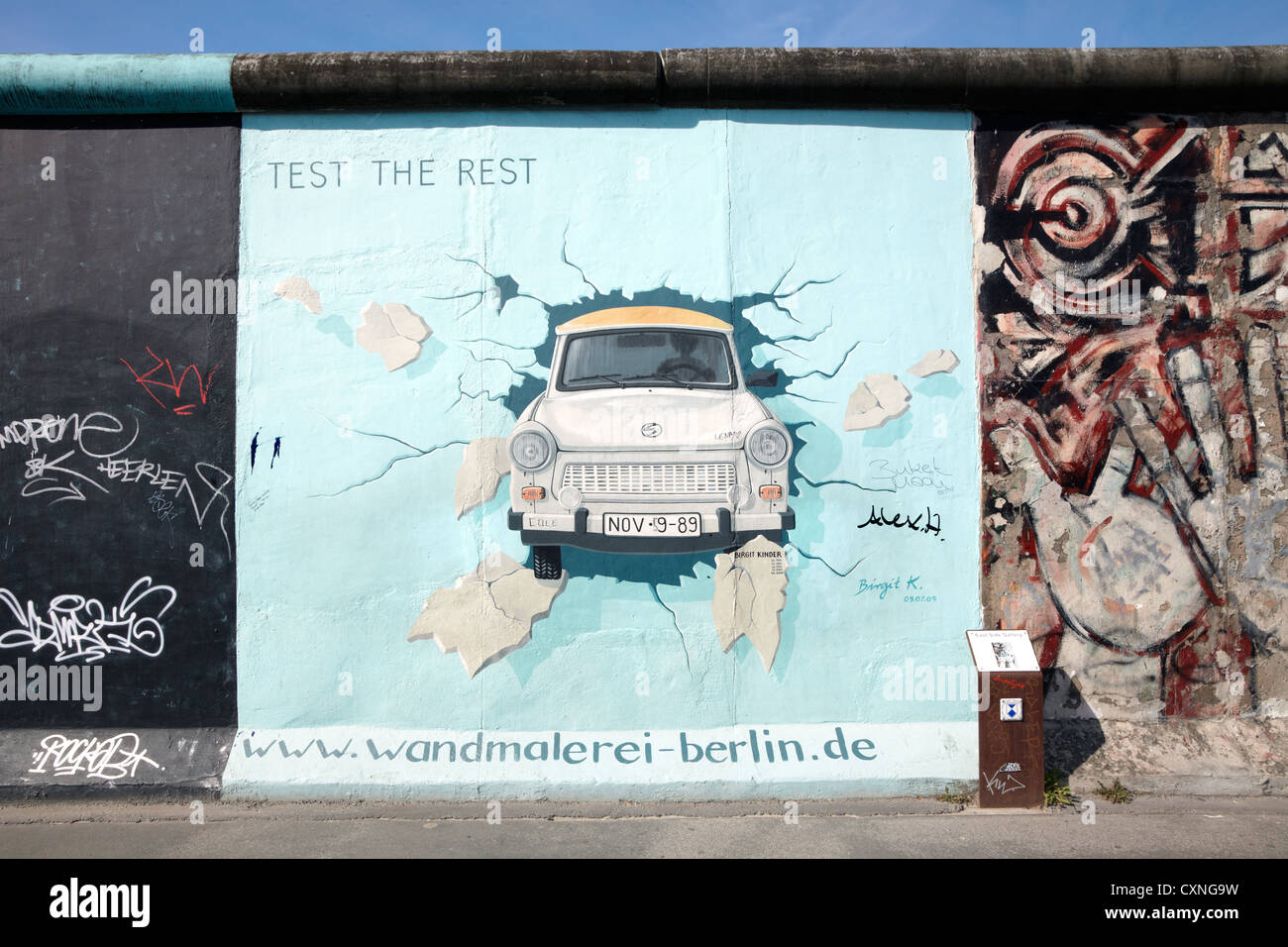 Voiture Trabant dans graffitis au East Side Gallery à Berlin Photo ...