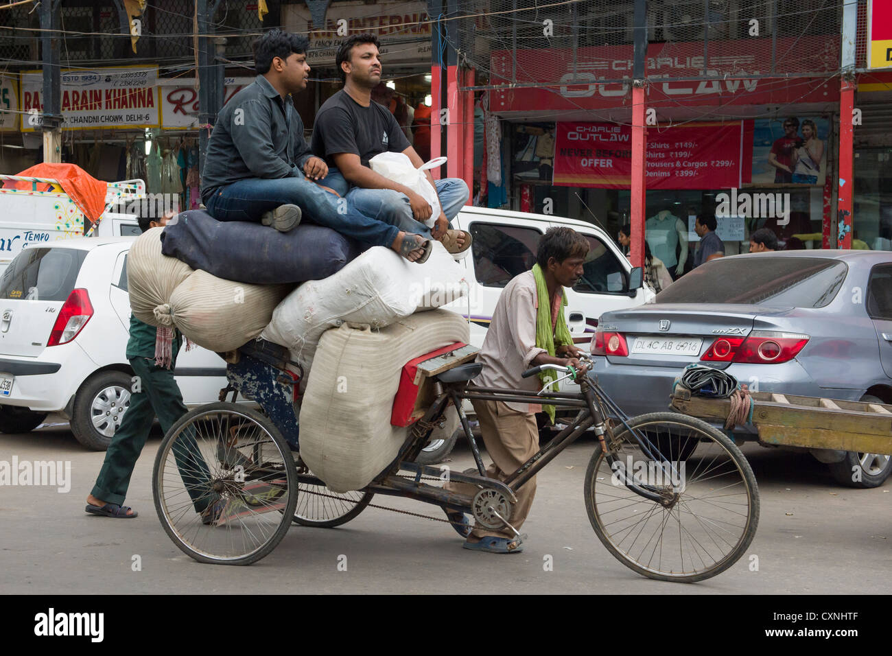 Overloaded rickshaw Banque de photographies et d’images à haute ...