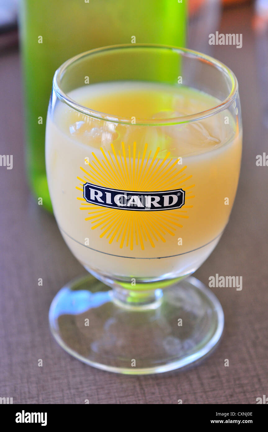 Un verre de Ricard apéritif- la boisson emblématique de Provenece ,une ...