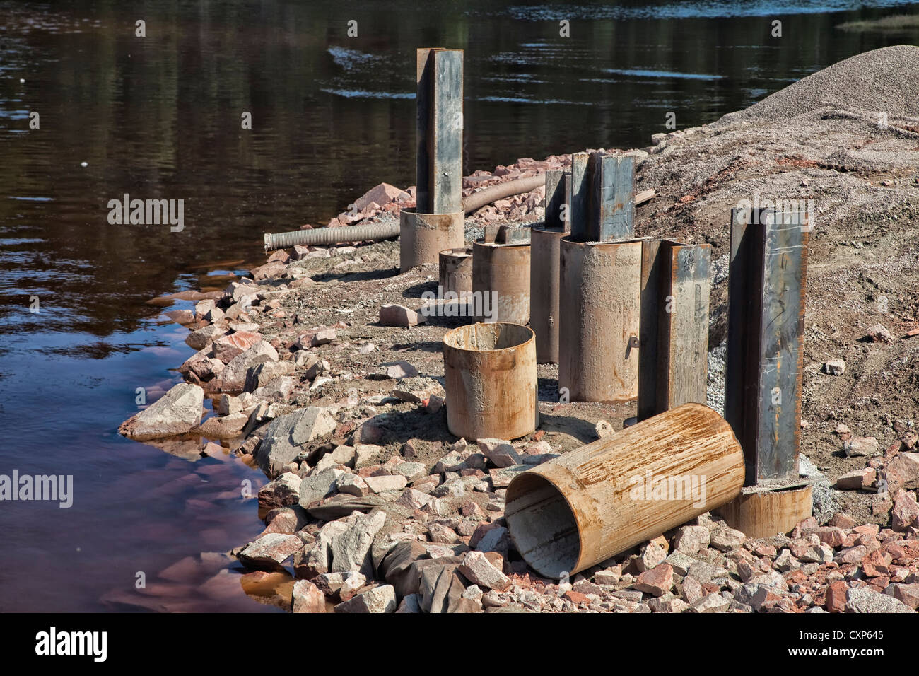 Placement des piles du pont le long d'une rivière dans la construction ...