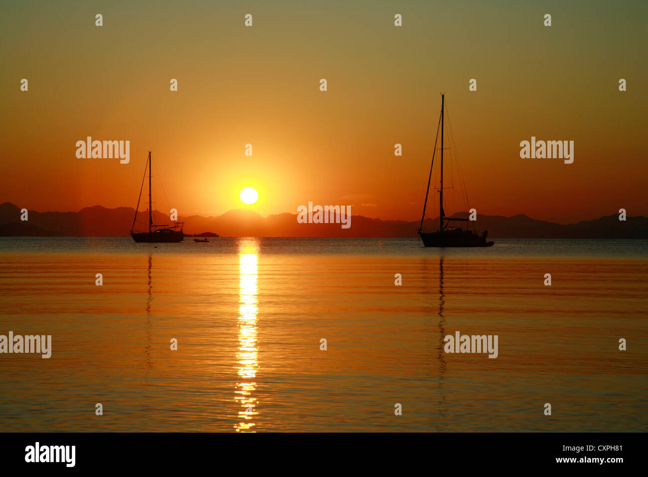 Voiliers coucher de soleil Banque de photographies et d’images à haute résolution - Alamy