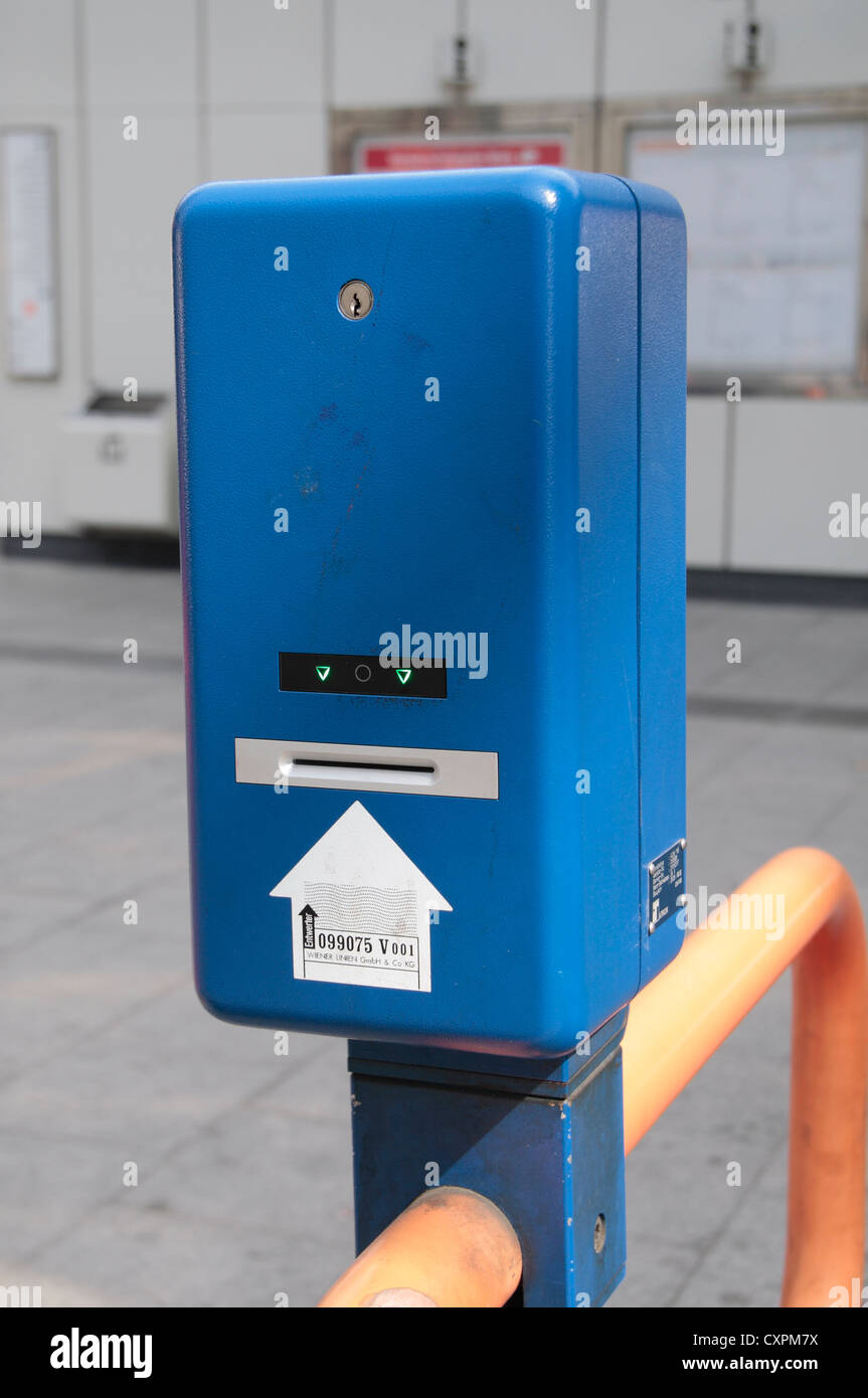Un ticket de bus bleu machine de validation à l'entrée d'une station de ...