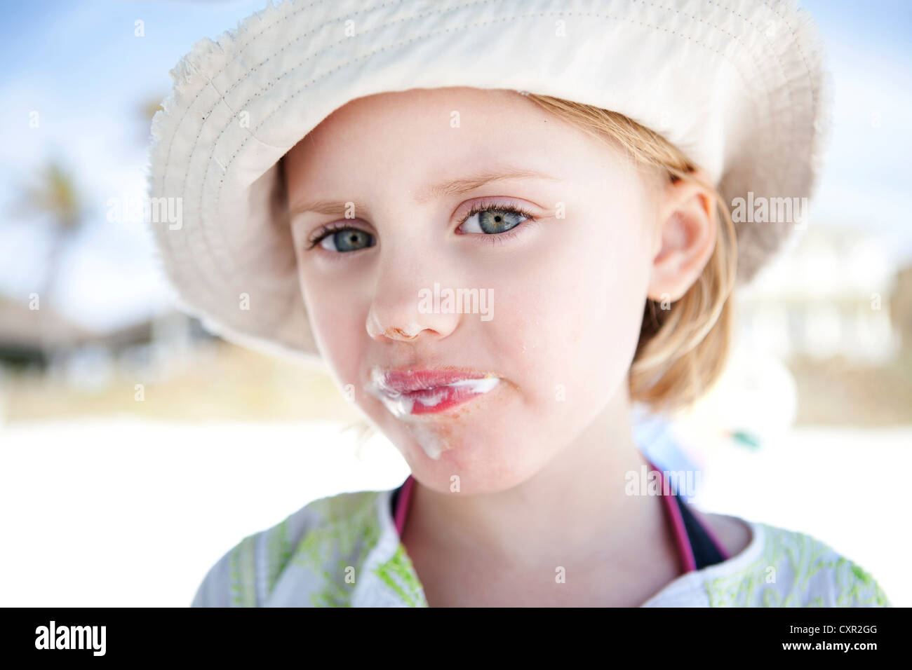 Petite Fille Bouche Creme Banque d'image et photos - Alamy