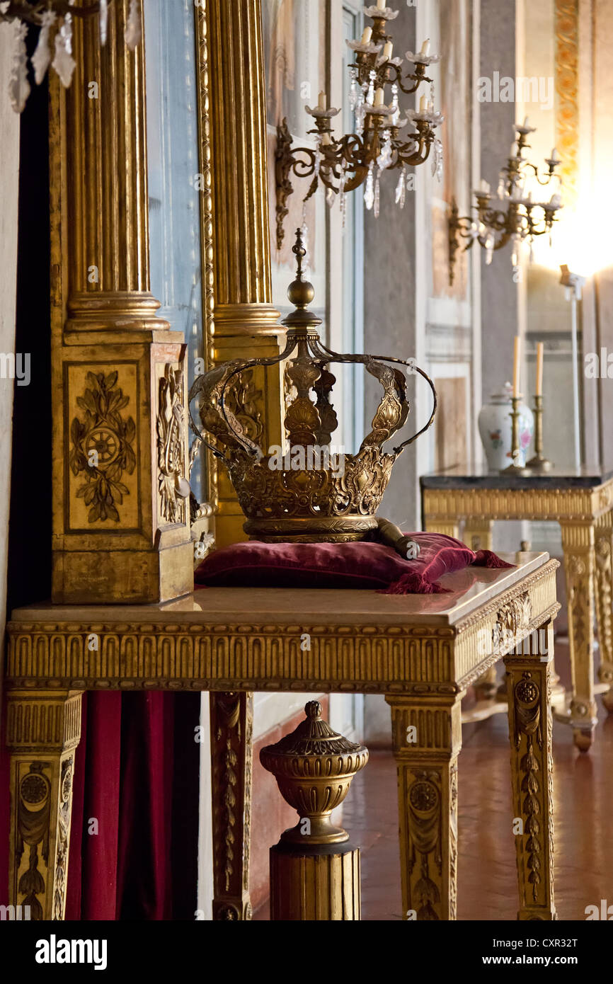 L'Empereur royale couronne dans la salle du trône. Palais National de ...