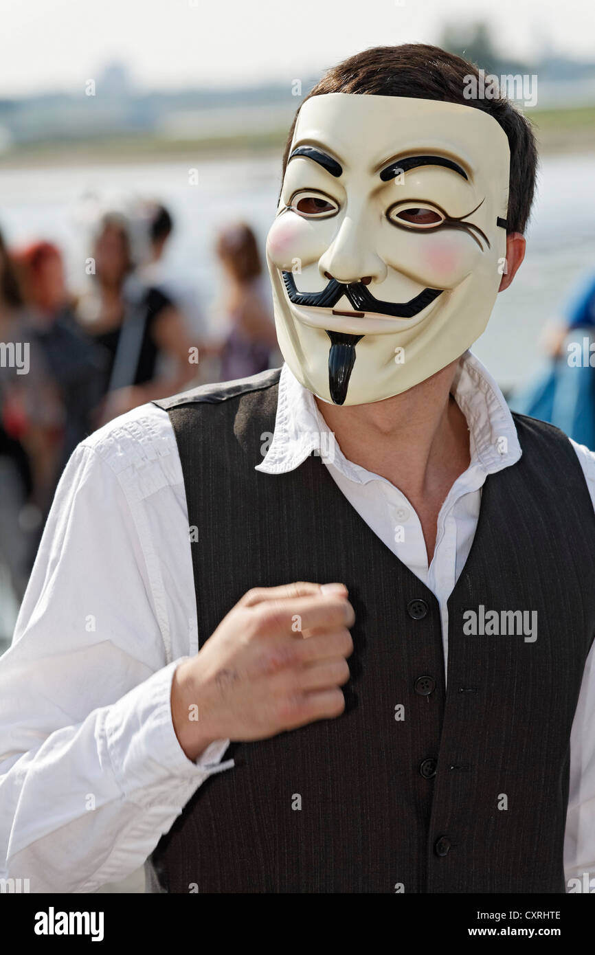 Man wearing guy anonymous mask Banque de photographies et d’images à ...