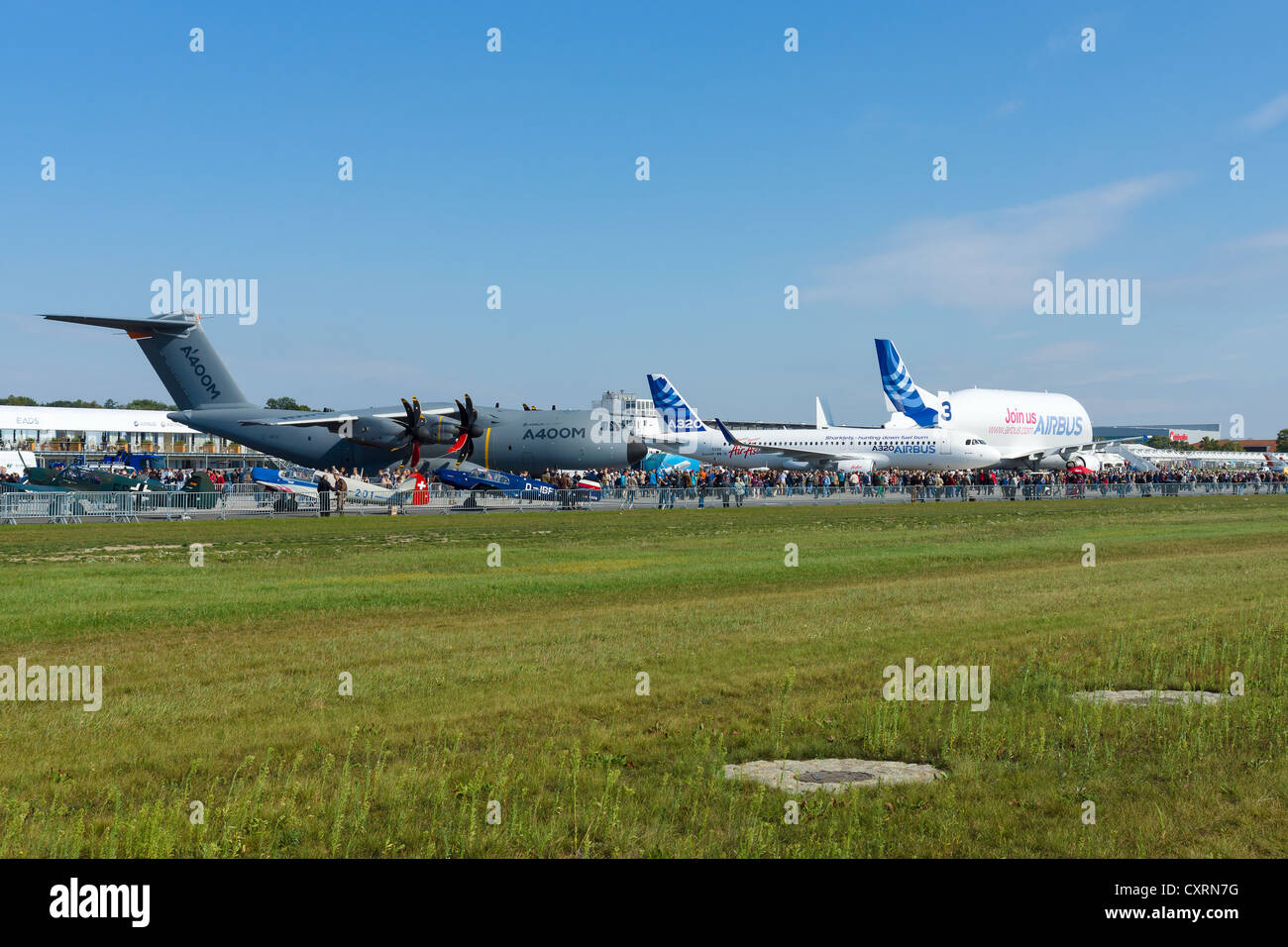 L'Airbus A300-600ST Beluga, Airbus A320 et A400M Atlas sur l'aérodrome ...