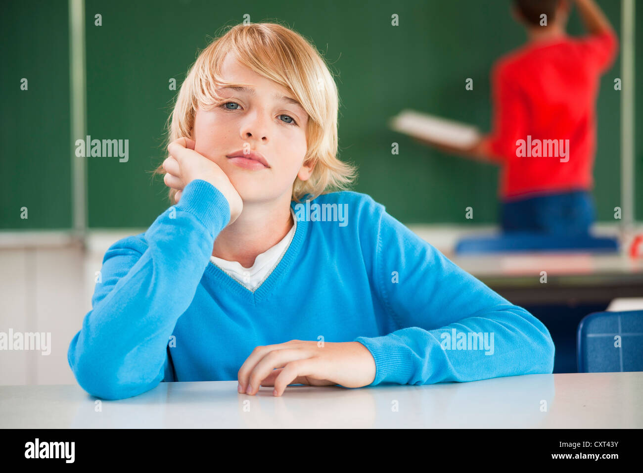Écolier dans une salle de classe, portrait Photo Stock - Alamy