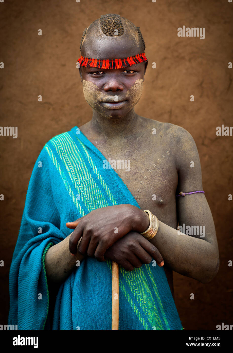 Man mursi tribe scarification omo Banque de photographies et d’images à ...