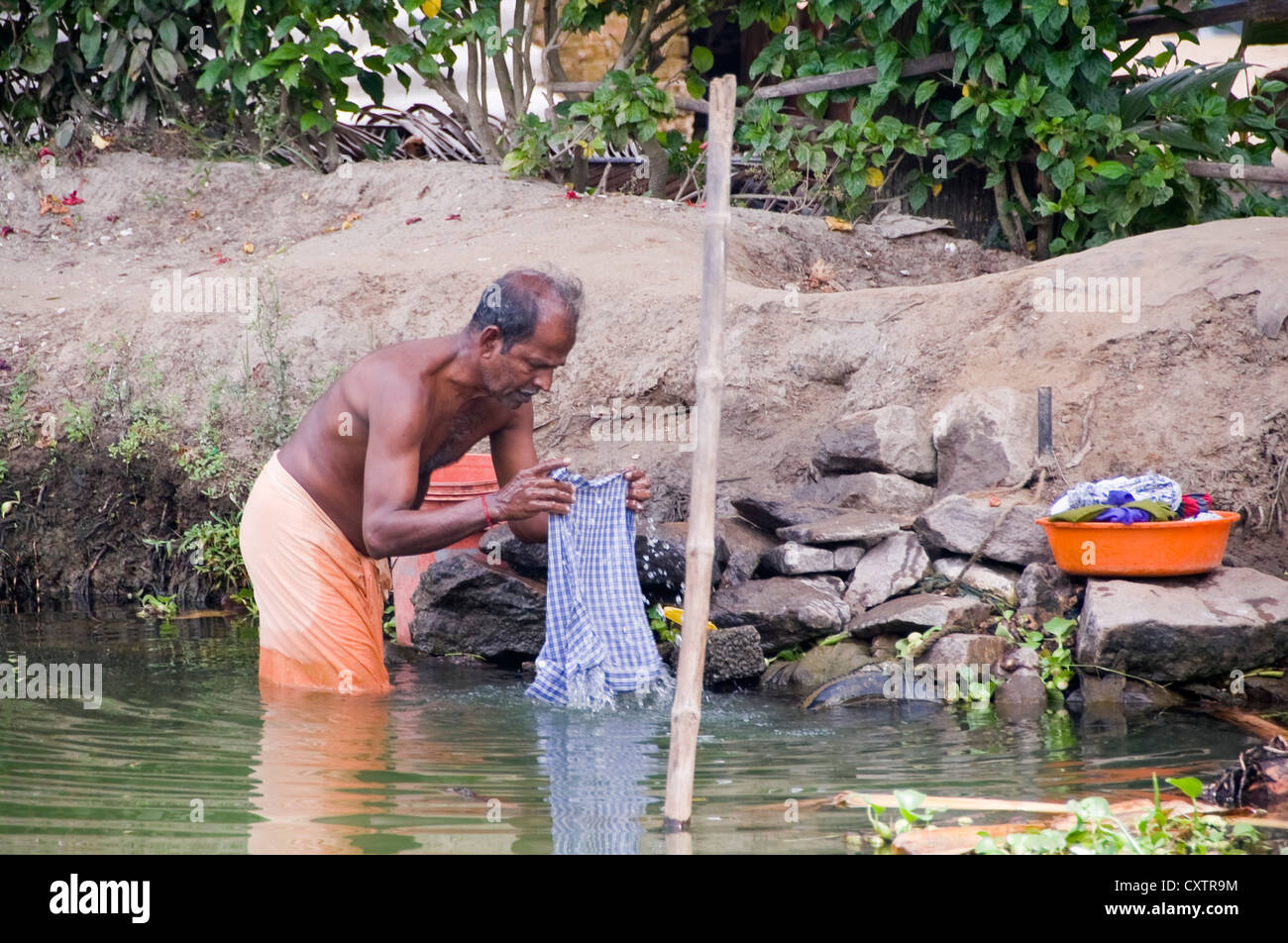 Indian man washing clothes Banque de photographies et d’images à haute ...