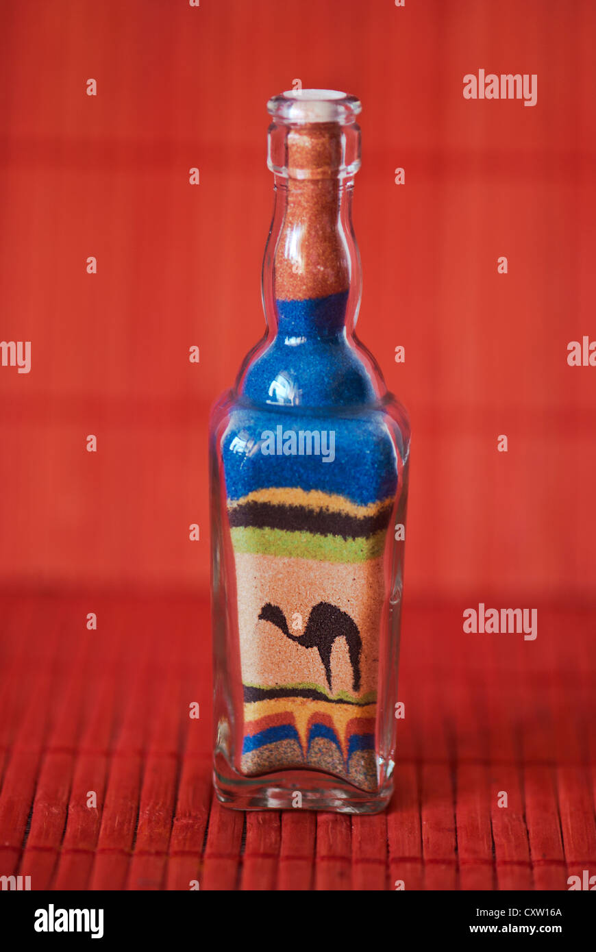 Bouteille en verre décoratif avec sable coloré Photo Stock - Alamy