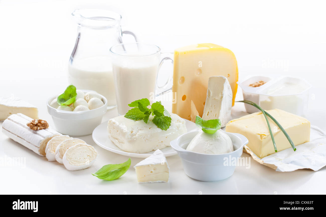 Sélection de produits laitiers sur fond blanc Photo Stock - Alamy
