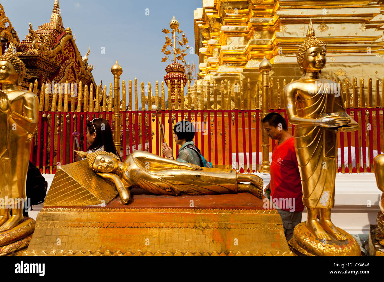 Croyants dans le temple Banque de photographies et d’images à haute ...