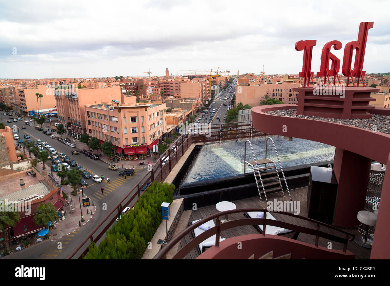 Rooftop Bar à l'hôtel Renaissance Marrakech Maroc Photo Stock - Alamy