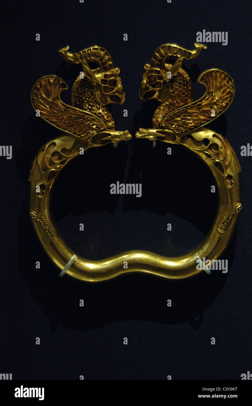 Trésor de l'Oxus. Brassard d'or avec des extrémités en forme de ...