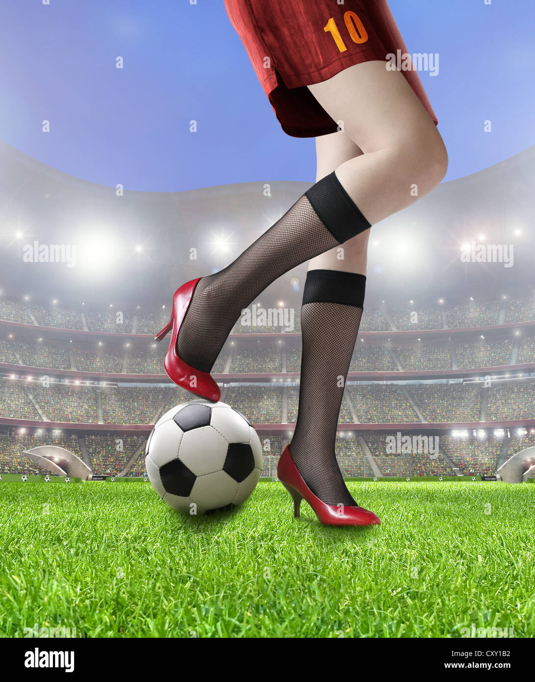 Les jambes de la femme, le port de talons hauts sexy, sur un ballon de ...