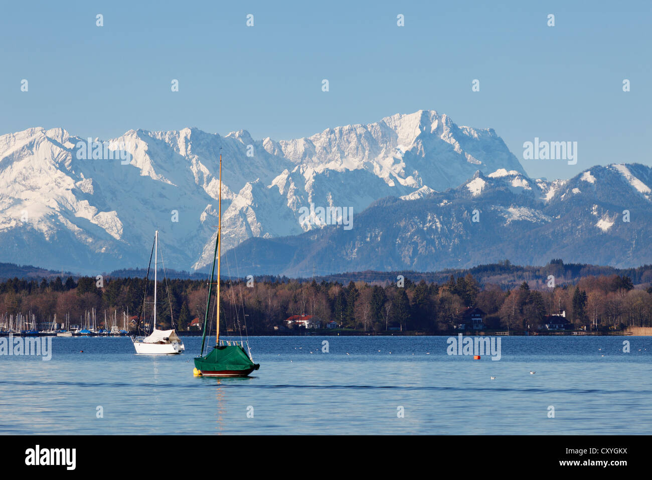 Lac starnberg en face de wetterstein avec zugspitze Banque de photographies et d’images à haute ...