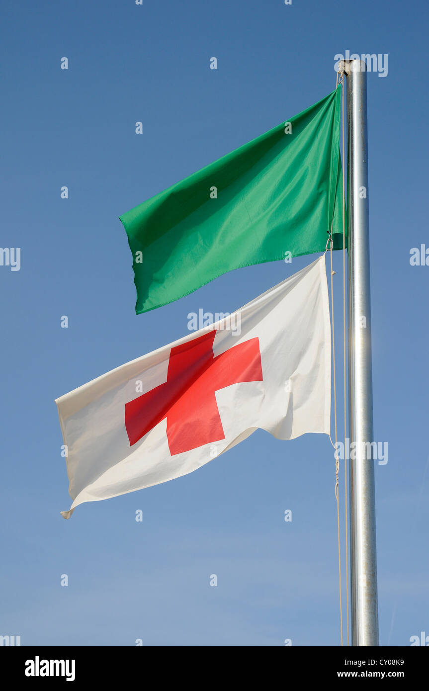 Drapeau de la Croix-Rouge et du drapeau vert Photo Stock - Alamy