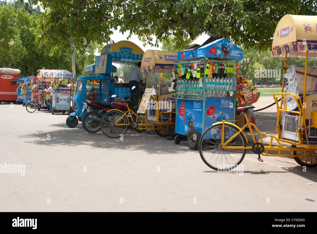 Les vendeurs de pousse-pousse Cycle de vente d'une variété de boissons ...