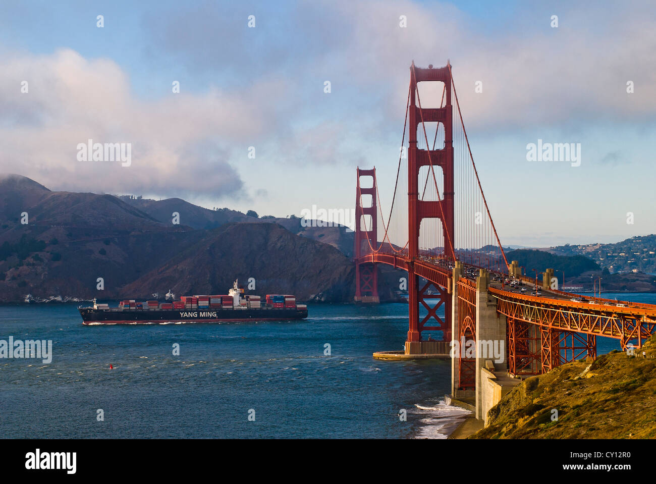 Navire et pont du golden gate Banque de photographies et d’images à ...