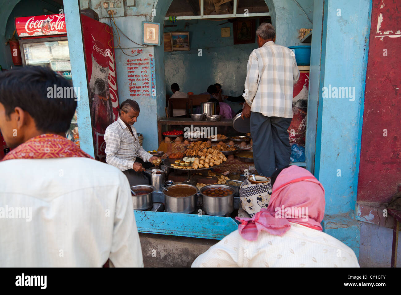 Varanasi street people street work man Banque de photographies et d ...