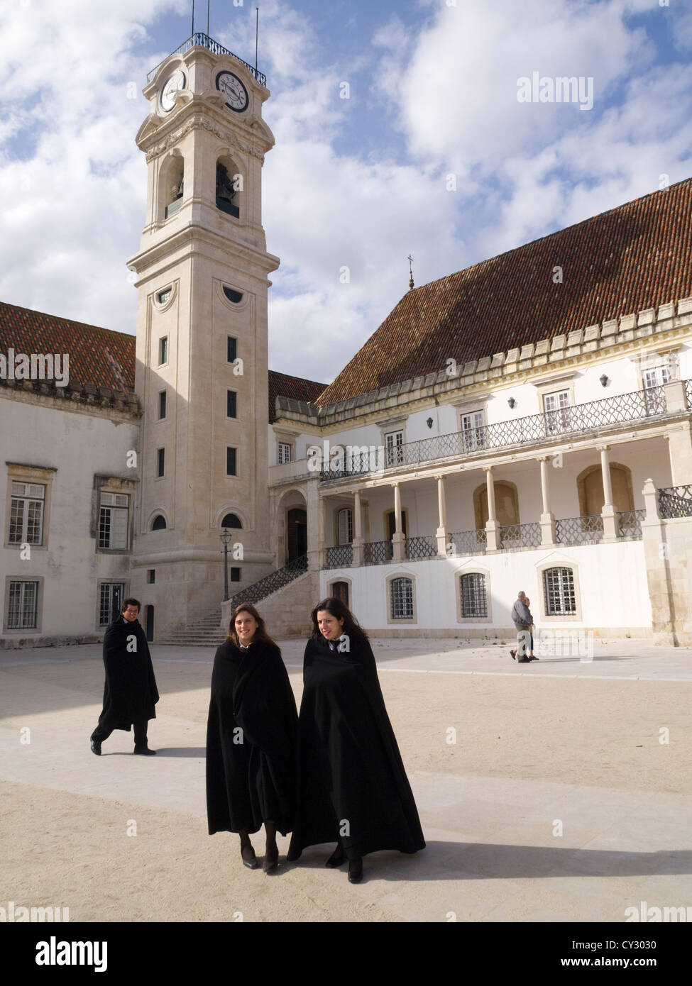 Les étudiants de l'université de Coimbra avec vêtements universitaires ...