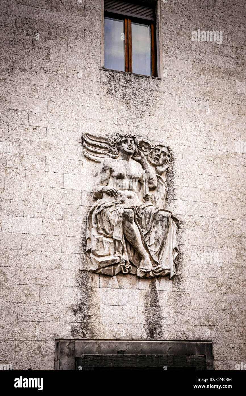 Architecture fasciste et statue à Udine Italie Photo Stock - Alamy
